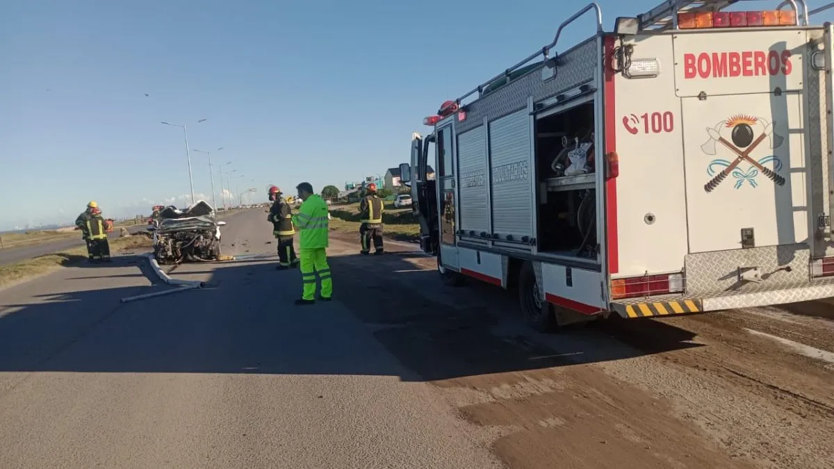 Perdió el control del auto y chocó contra una columna en Santa Elena ...
