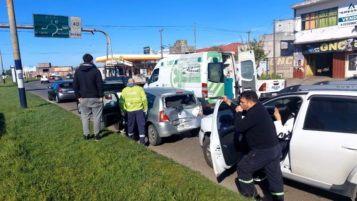 Triple choque en la rotonda de Champagnat y Luro deja a una mujer ...