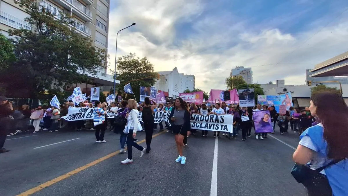 Masiva marcha del 8M en Mar del Plata con consignas por derechos y ...